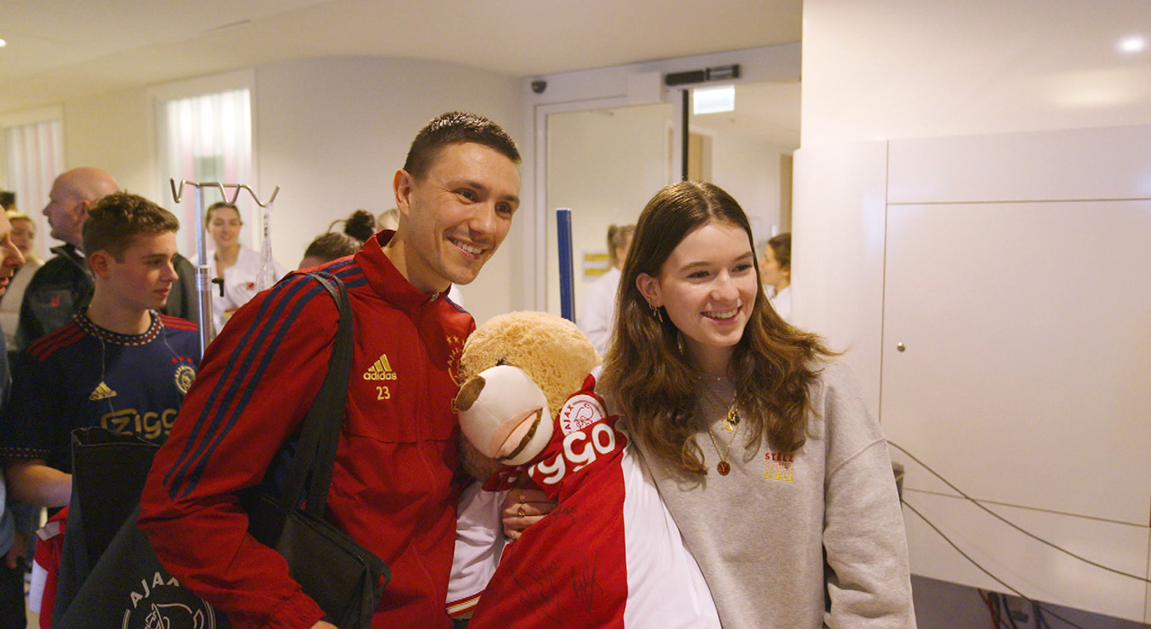 Ajax players bring joy to Emma Children's Hospital